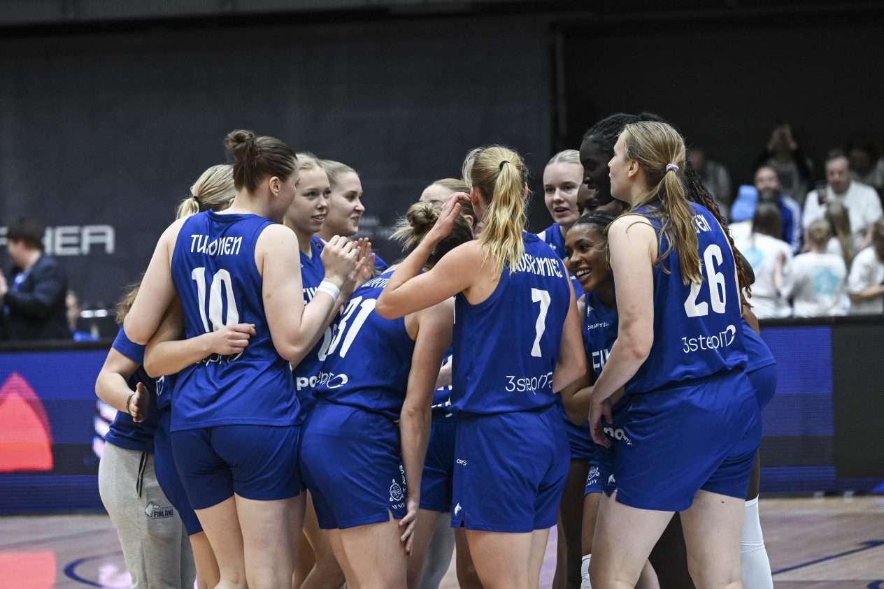 Linda-Lotta Lehtovaara juhlii WABA-liigan mestaruutta